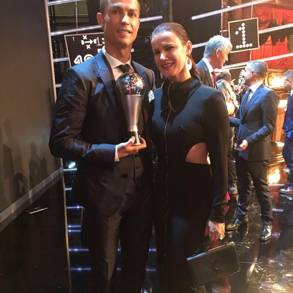 Holofote | Elma Aveiro carinhosa com a filha de Cristiano Ronaldo