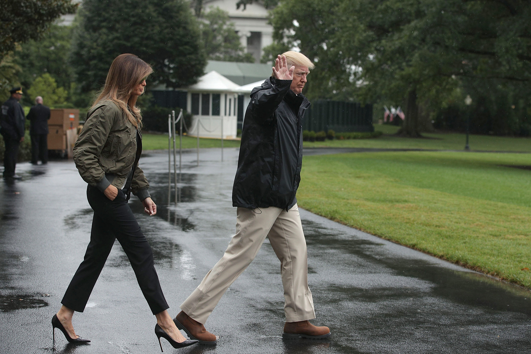 Activa | Melania Trump troca estiletos por Stan Smiths depois de muito ...