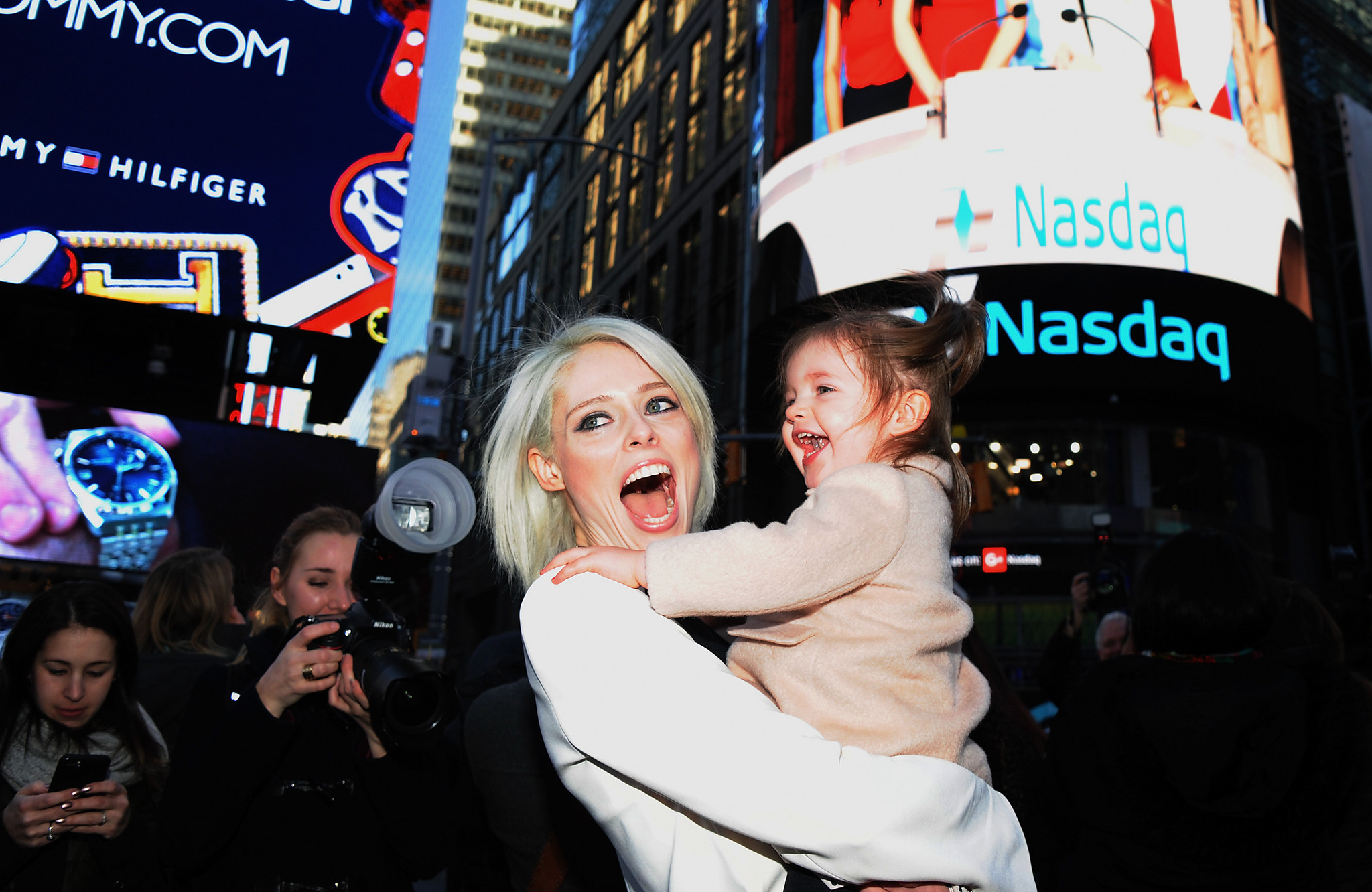 Activa | Aos 2 anos, filha de Coco Rocha estreia-se nas passarelas de Paris