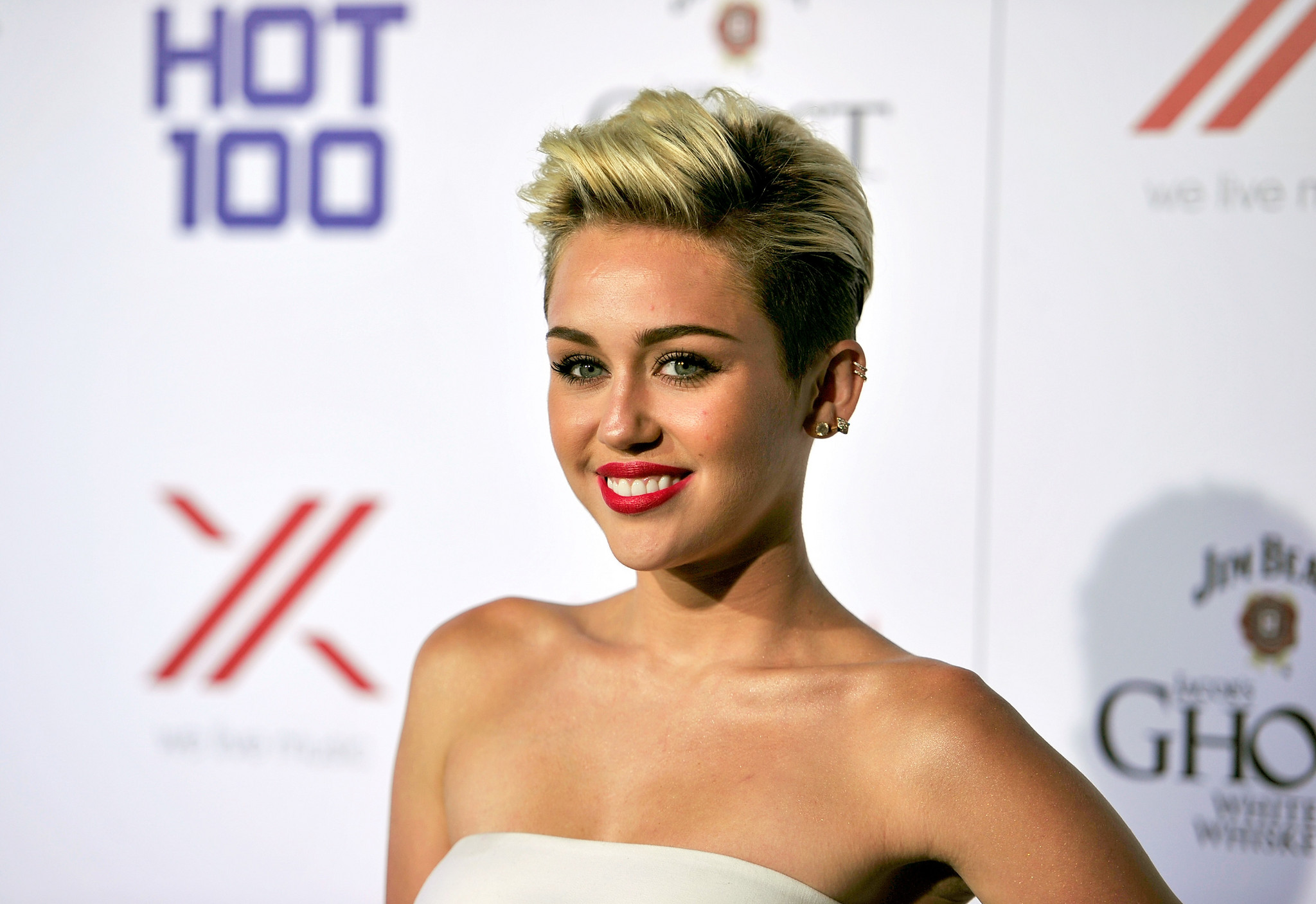 Activa | Miley Cyrus aparece com anel de noivado na festa da Maxim!