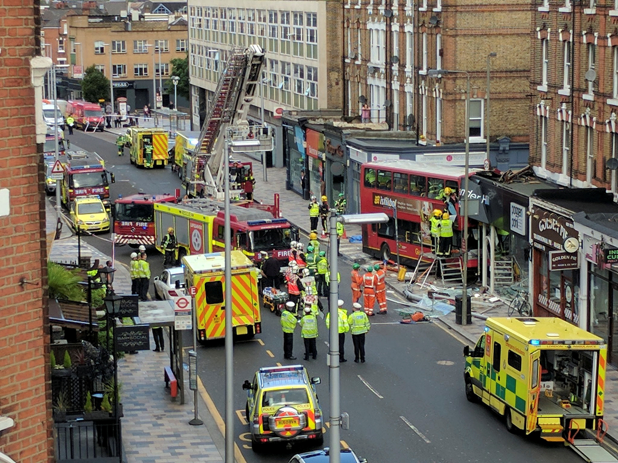 Visão Autocarro Choca Contra Uma Loja Em Londres Provocando Vários