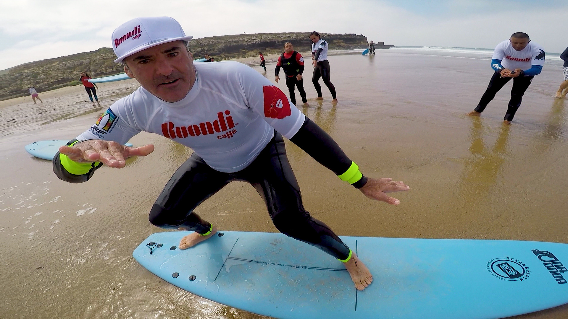 Visão | Garrett McNamara está a dar aulas de surf e nós fomos aprender ...