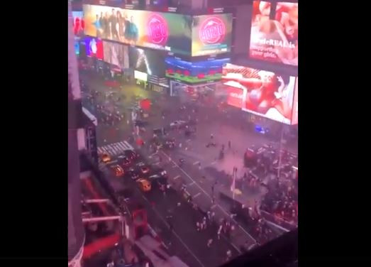 Visão | Vídeos no Twitter mostram pânico em Times Square quando motas a ...