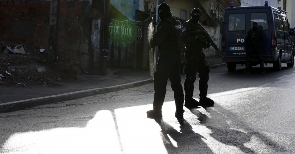 Visão Psp Faz Operação Em Bairro Da Amadora Por Crimes De Roubo E