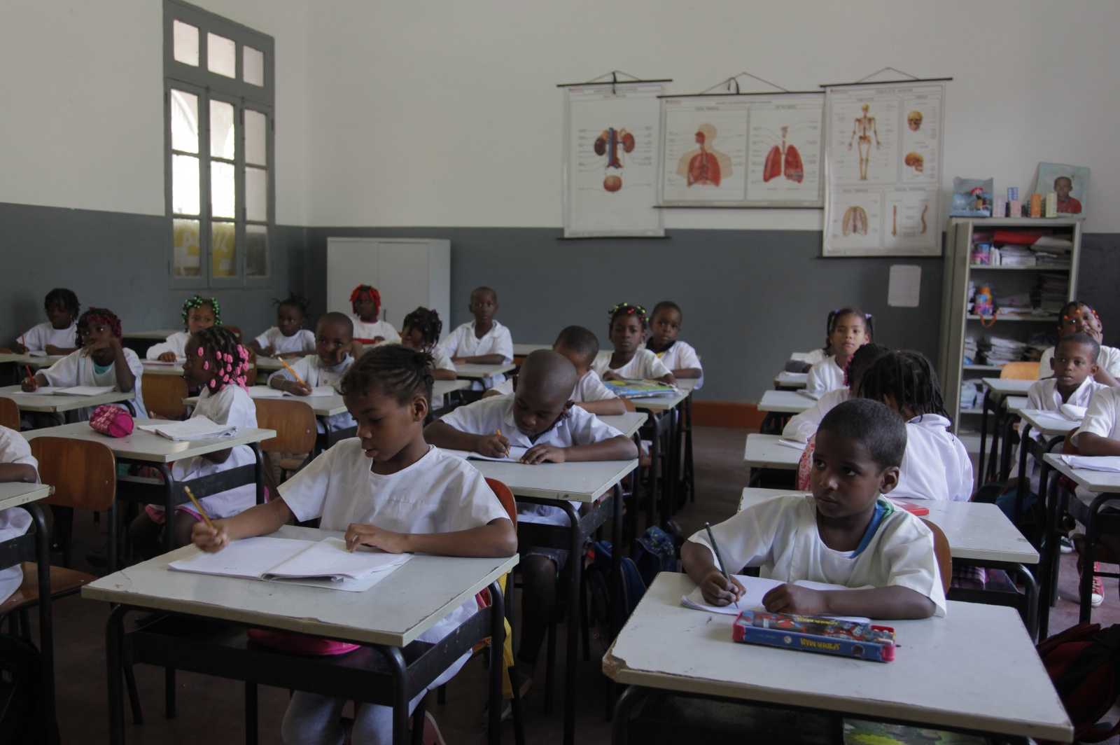 Visão | Angola equipa escolas com salas ligadas à internet para ...
