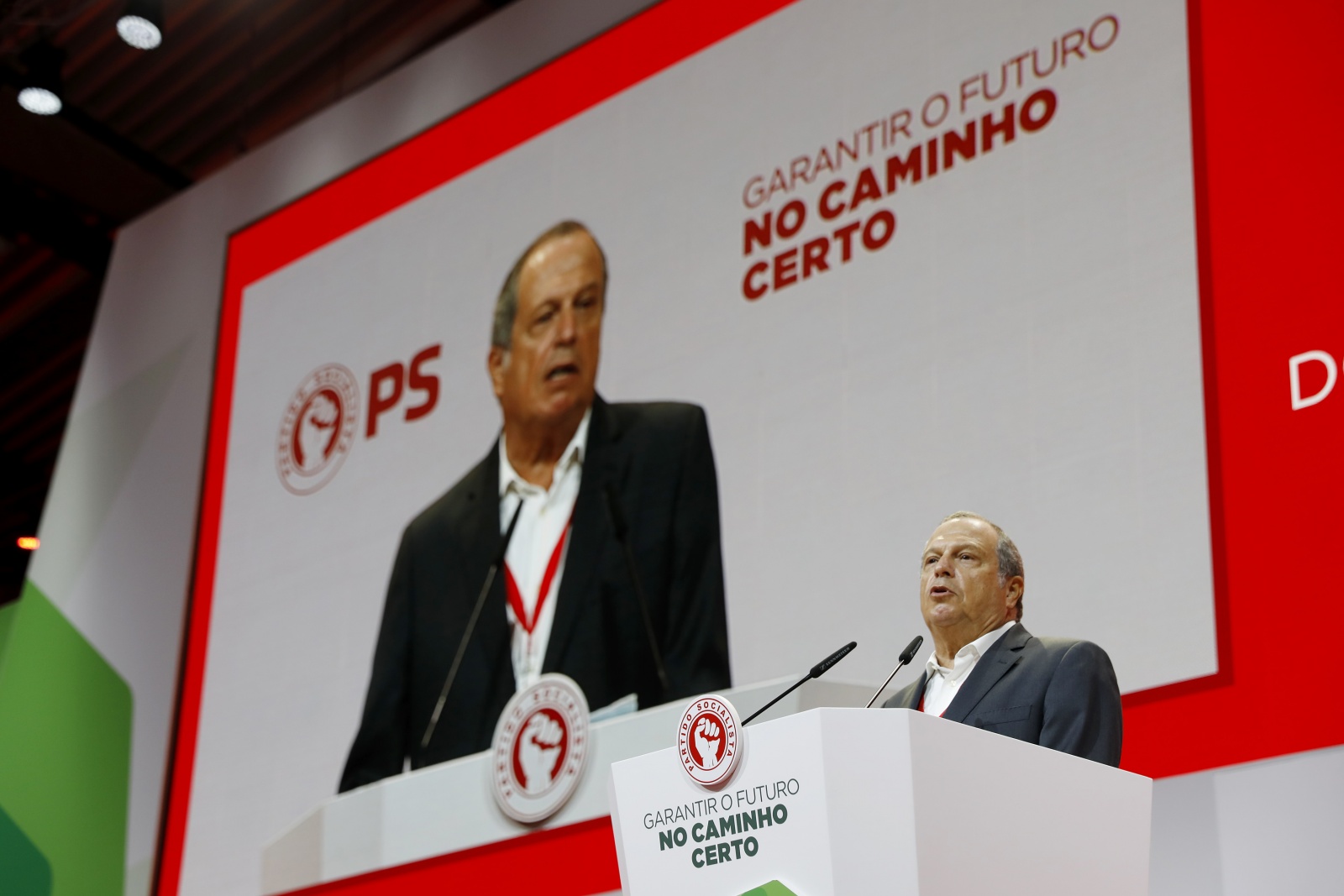 Visão | Congresso PS: Carlos César reeleito presidente do partido com ...