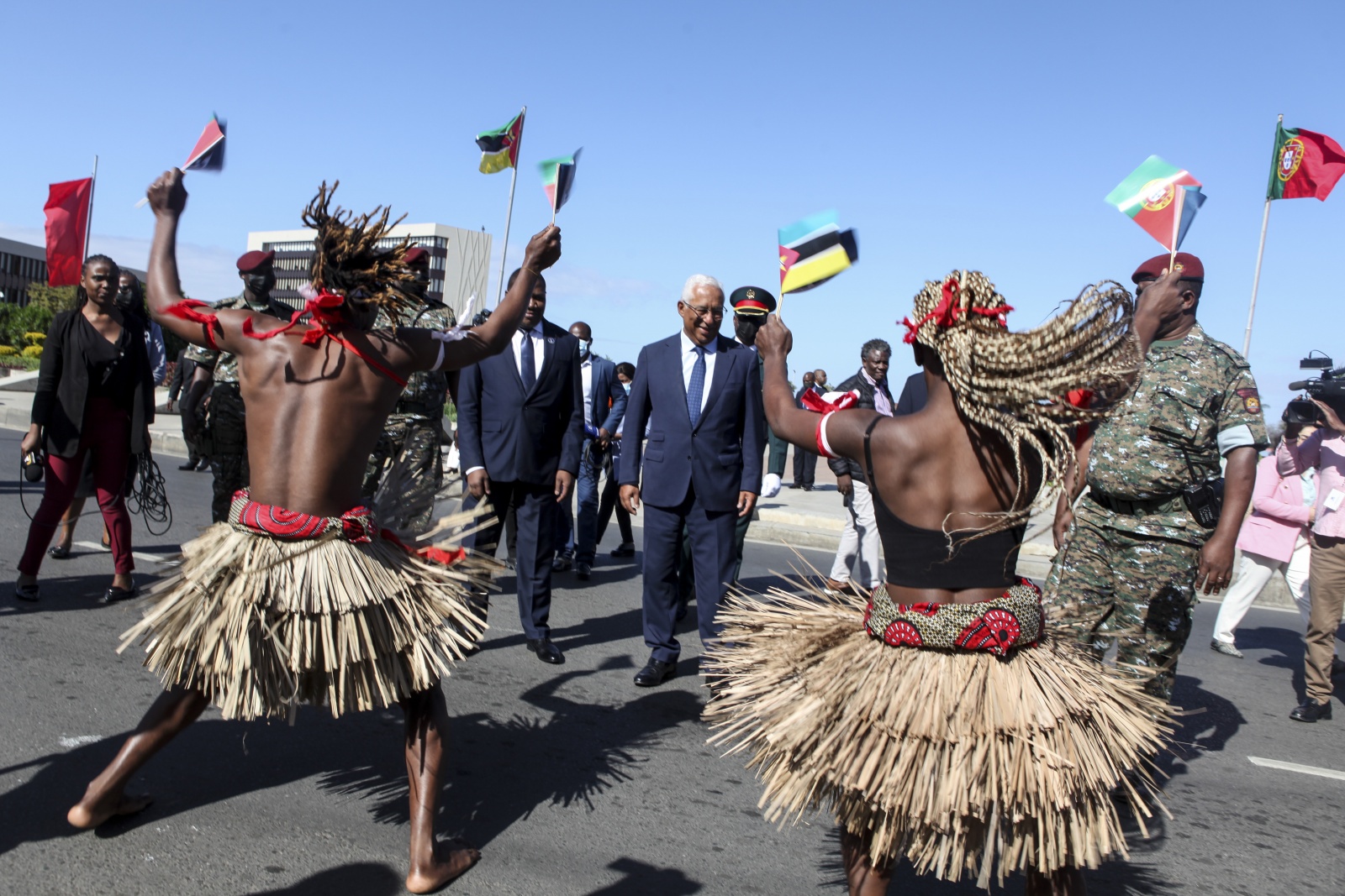Visão | Costa fecha tarde cultural em Maputo com um 'pezinho' de dança