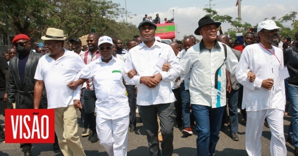 Visão | Centenas de manifestantes concentram-se em Luanda para marcha ...