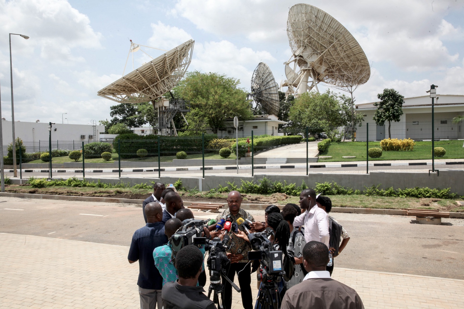 Visão | Angosat-2 inicia exploração comercial para operadores nacionais ...