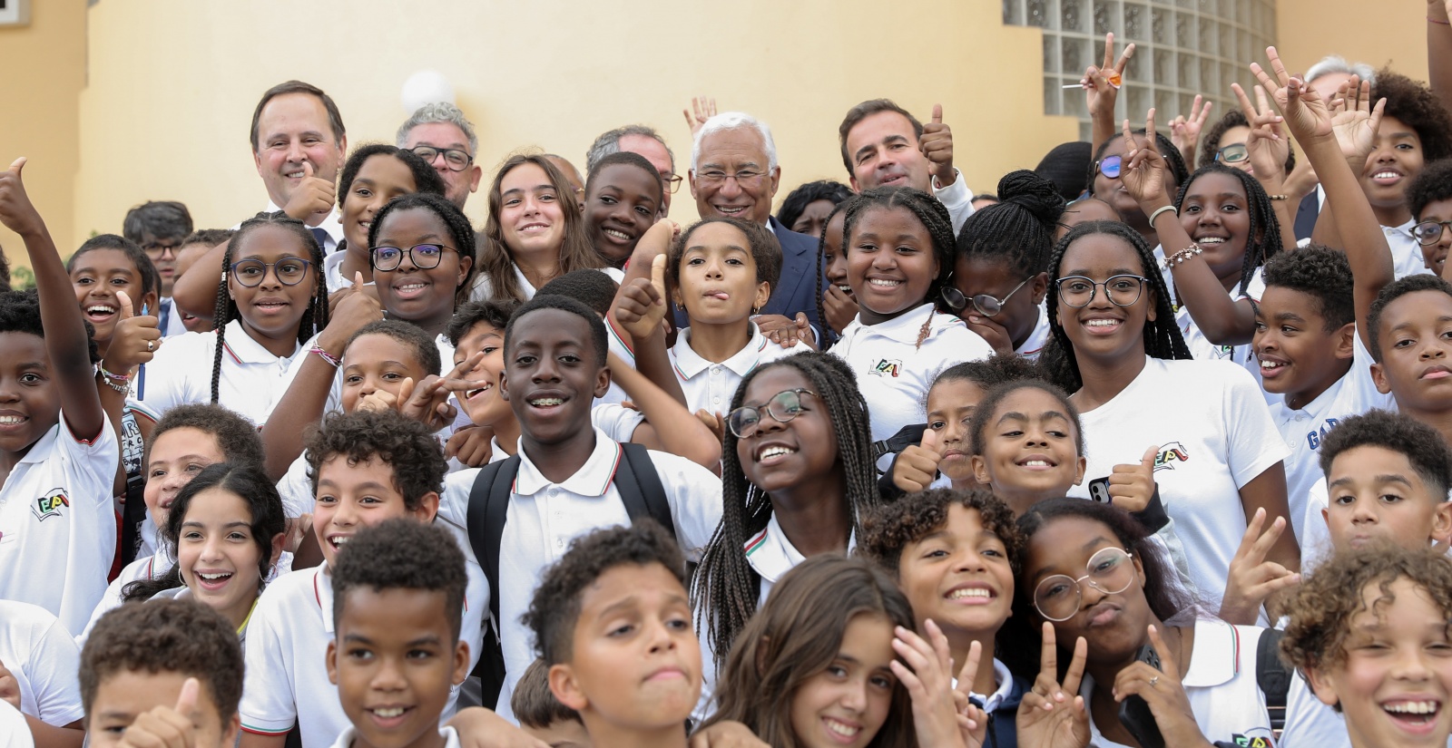 Visão | Costa recebido em festa pelos alunos da Escola Portuguesa de Luanda