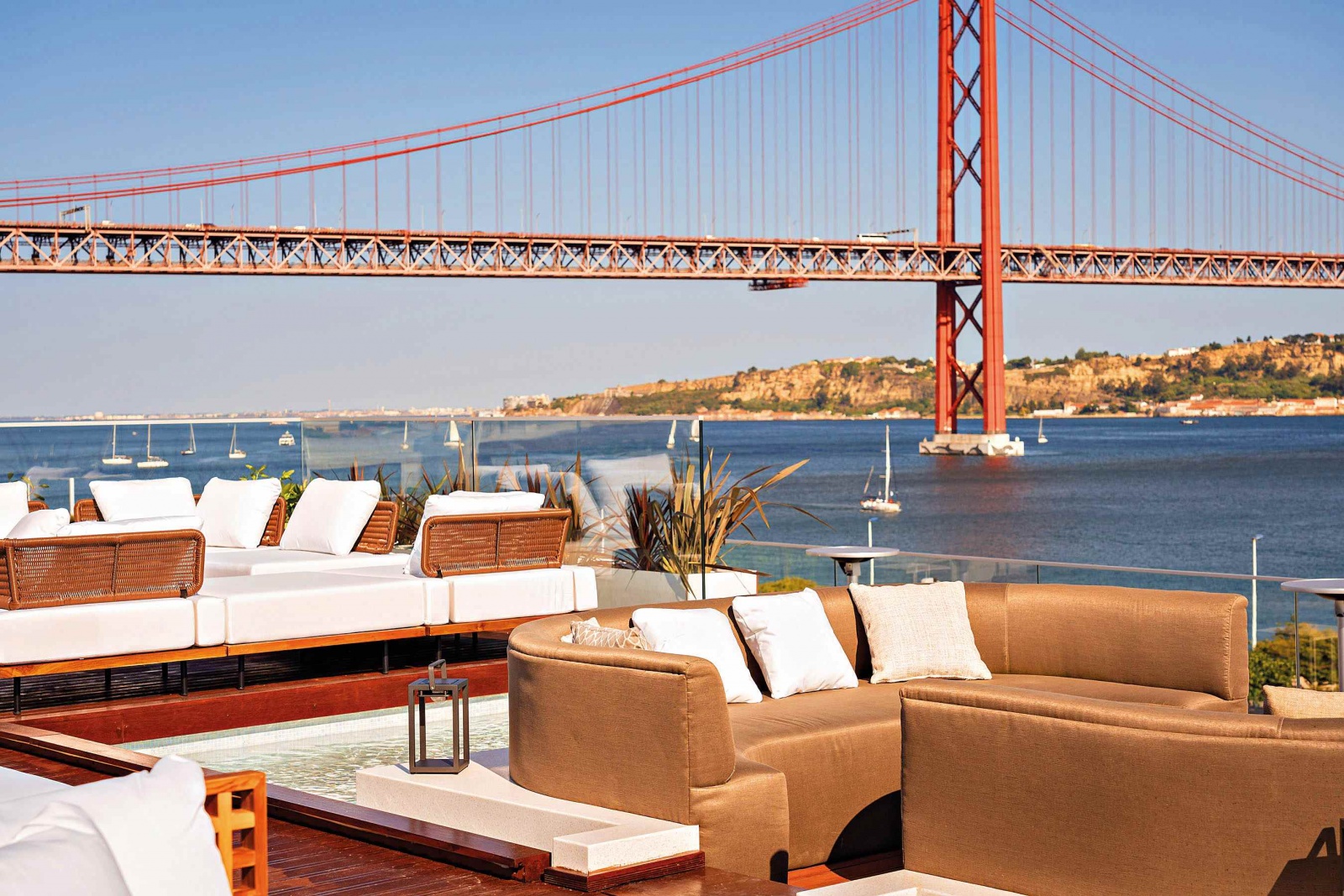 Visão | Icon, em Lisboa: Olhos no rio e copo na mão