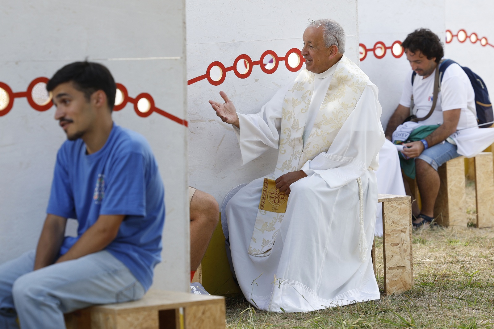 Visão | Entre 10 e 15 mil pessoas confessaram-se a 825 padres por dia ...