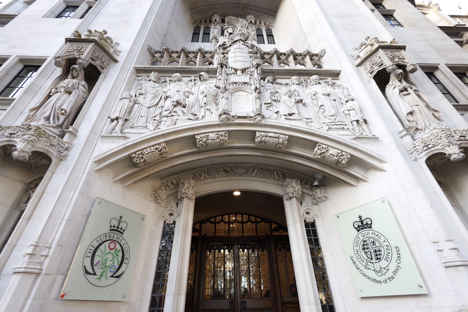 Visão | Supremo britânico invalida plano do Governo de deportar de ...