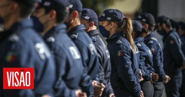 Visão Polícias De Serviço Concentraram Se Hoje à Tarde Em Frente A