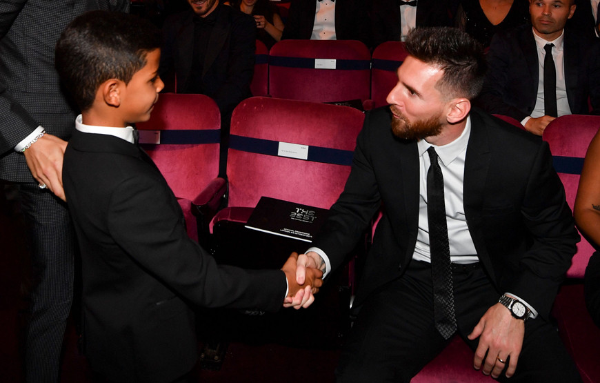 Caras | O cumprimento de Cristianinho a Lionel Messi que está a tornar ...