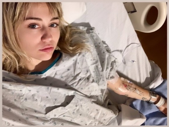 Caras | Hospitalizada, Miley Cyrus recebe visita especial