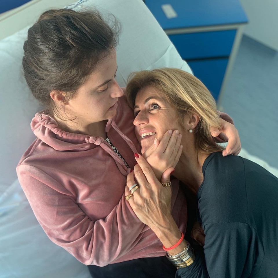 Caras | Bibá Pitta no hospital com a filha Madalena