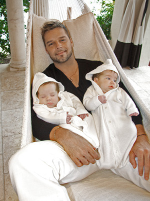 Caras | Orgulhoso, Ricky Martin apresenta os filhos gémeos, Valentino e ...