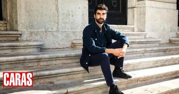 Caras | John Romão: “Fiz do teatro a minha casa”