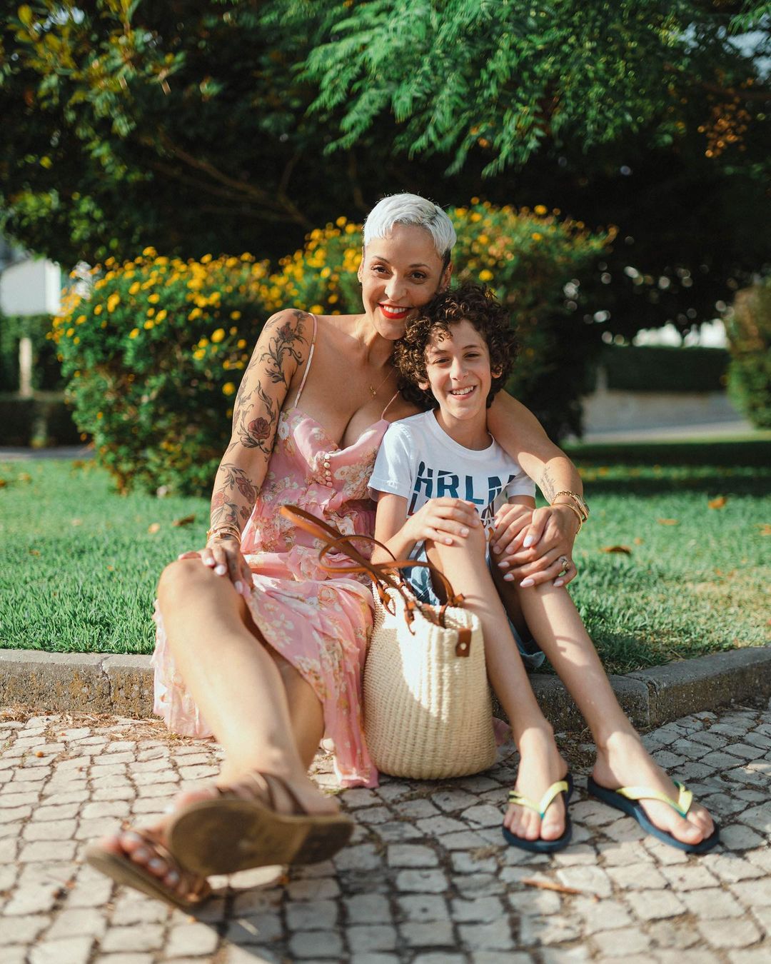 Caras | Acompanhada pelo filho, Mariza faz coreografia da sua nova música