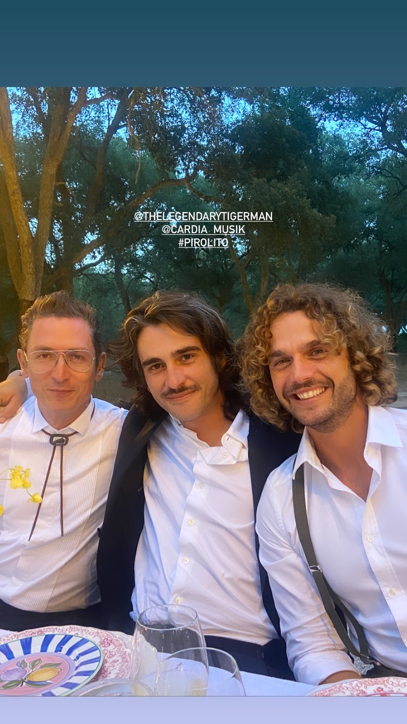 Caras | Com um novo corte de cabelo, Carolina Loureiro com Fernando Pires no casamento de Inês ...