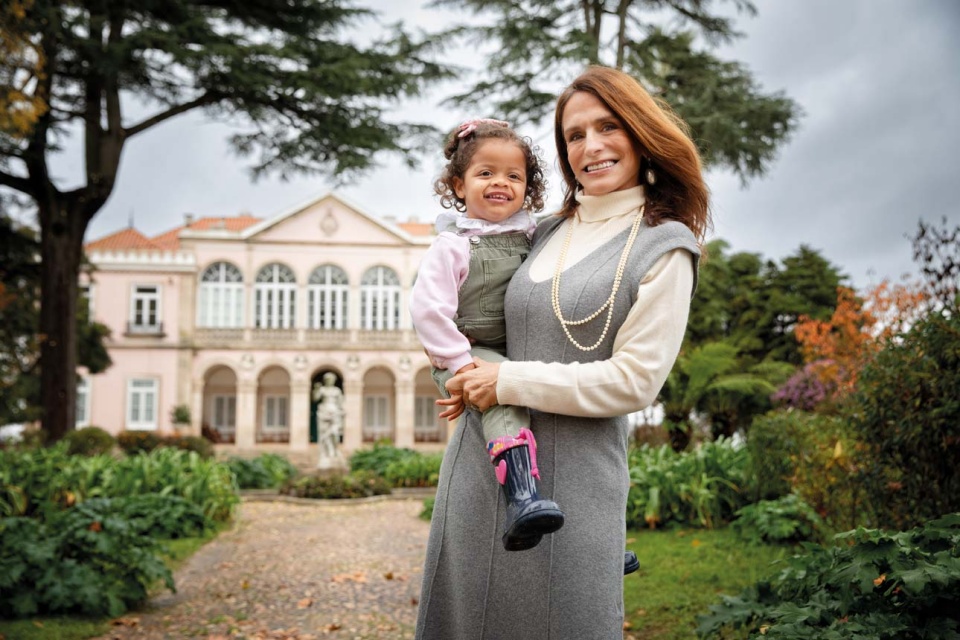 Caras | Maria João Lopo de Carvalho apresenta a neta, Charlotte