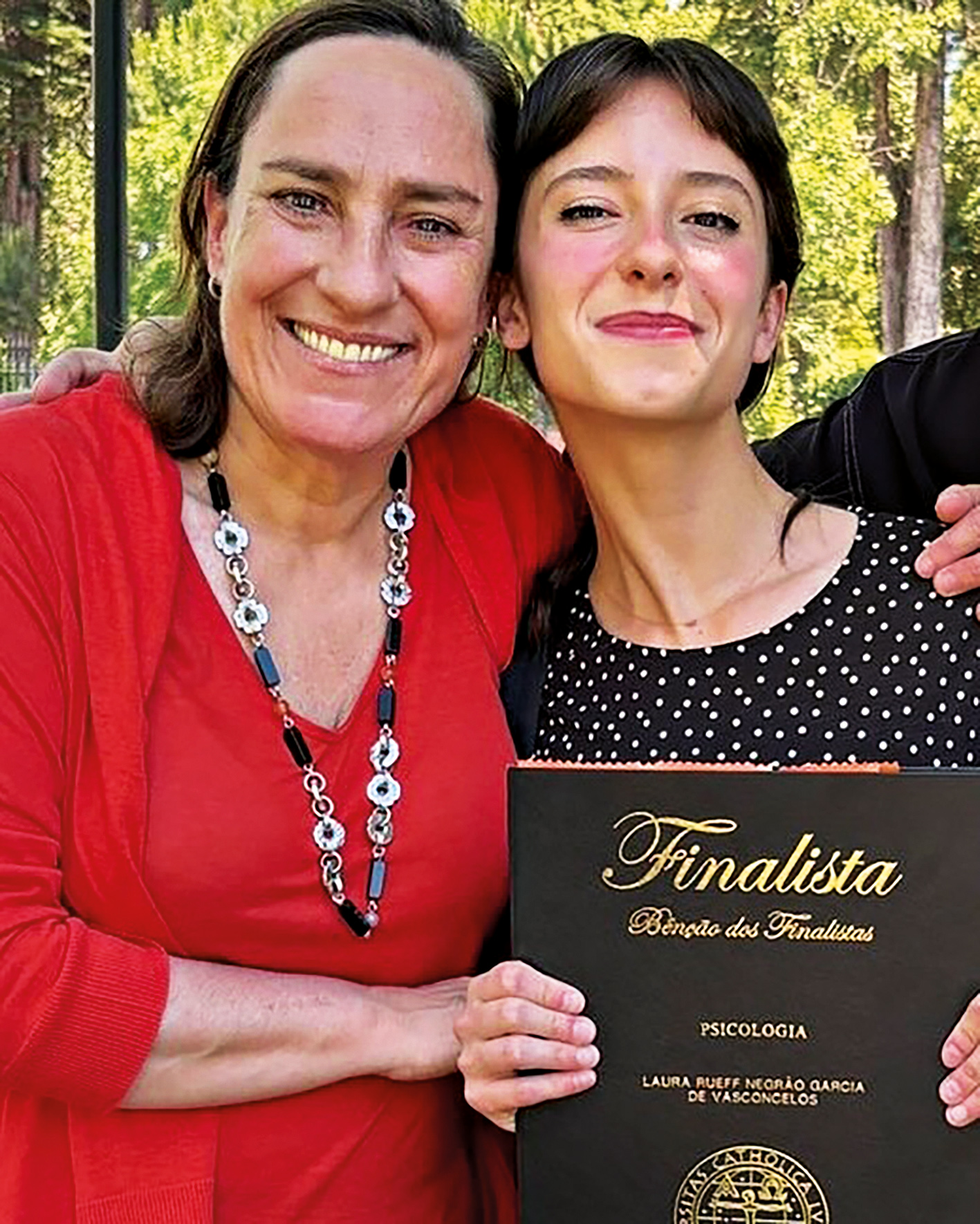 Caras | Maria Rueff: Atriz orgulhosa na licenciatura da filha, Laura